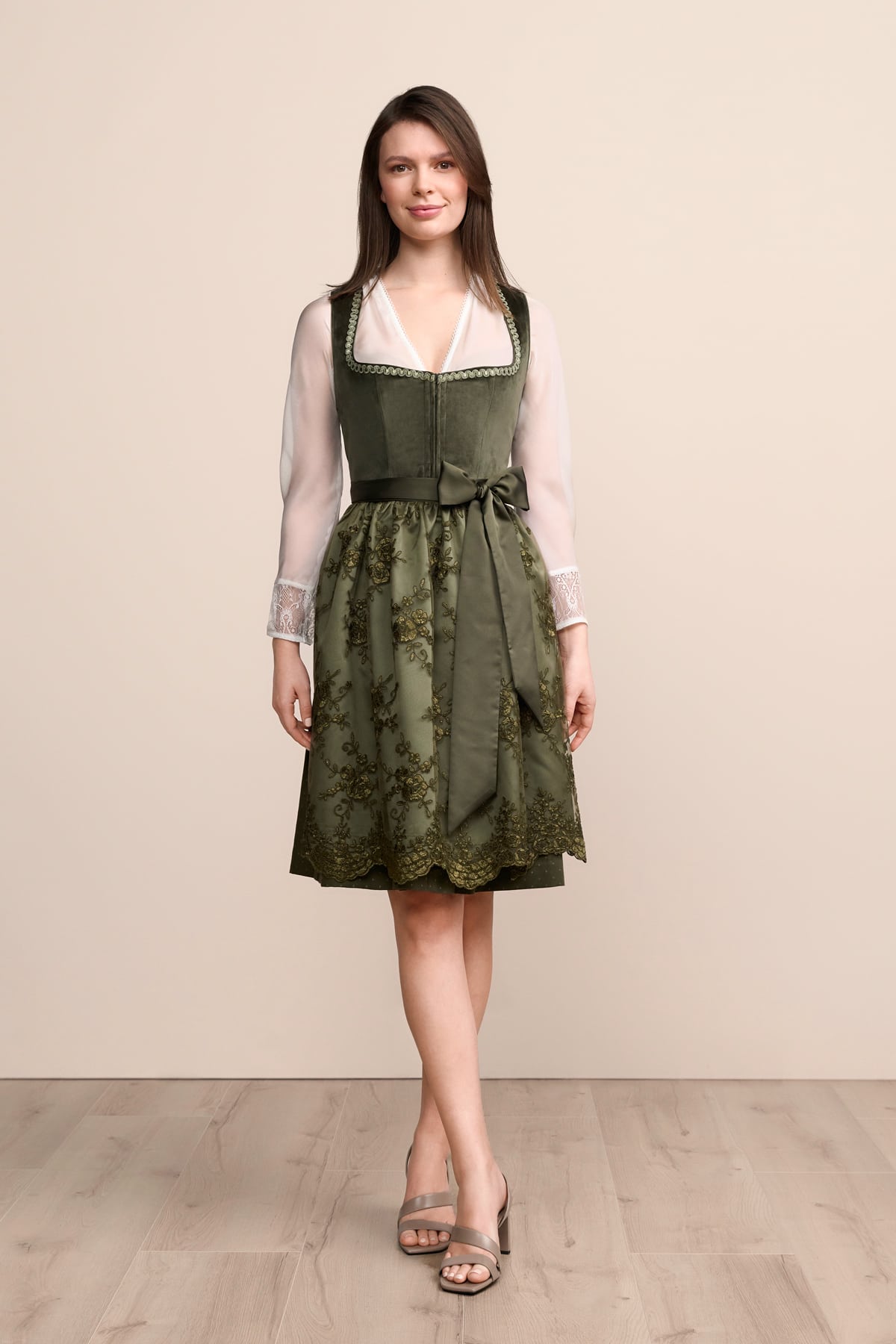 Dirndl Yosie (60cm) in grün im Krüger Dirndl Online Shop