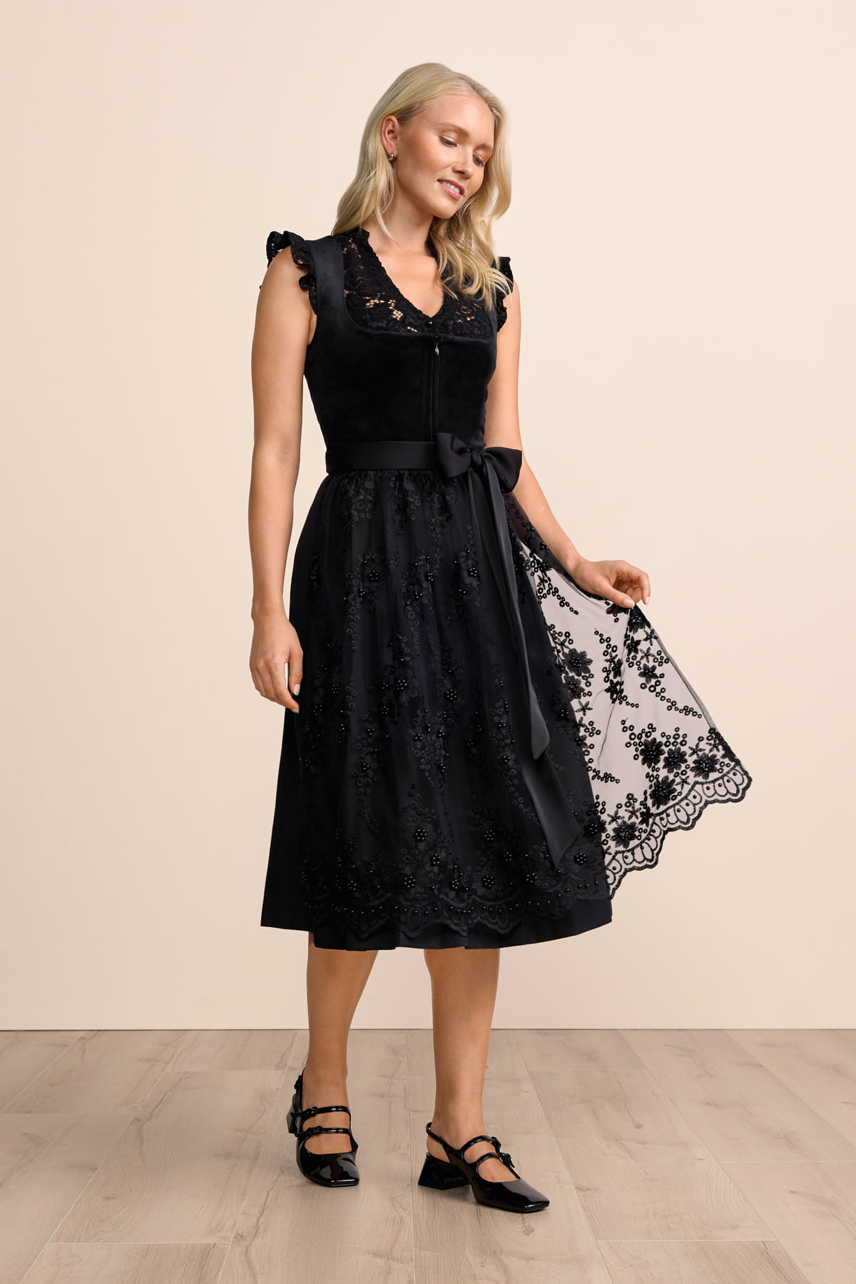 Dirndl Lovira (70cm) in schwarz im Krüger Dirndl Online Shop