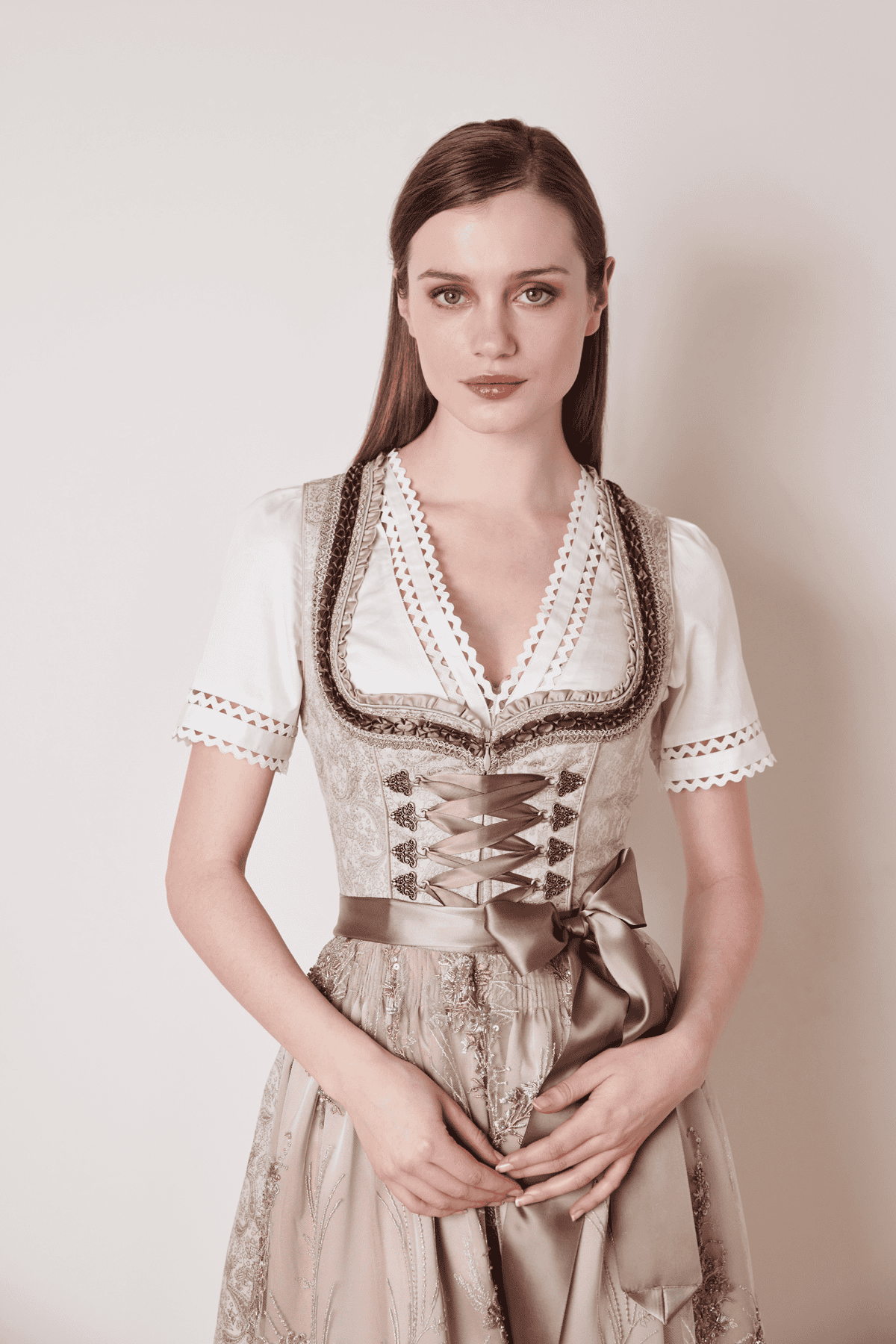 Dirndl Melania (70cm) in beige im Krüger Dirndl Online Shop